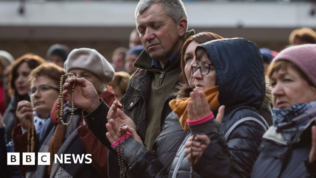 Poland Catholics hold controversial prayer day on borders - BBC News