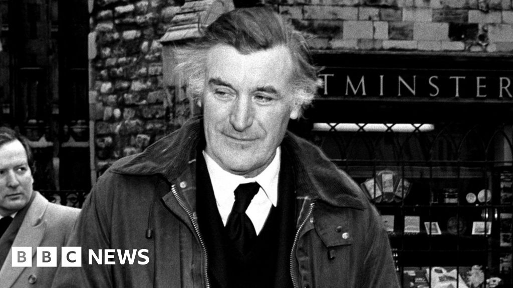 Ted Hughes 'was in bed with lover' when Sylvia Plath died - BBC News