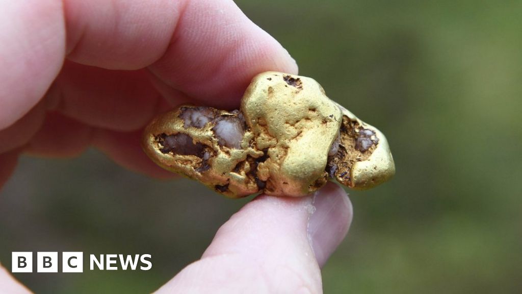 Giant gold nugget found in Scottish river - BBC News