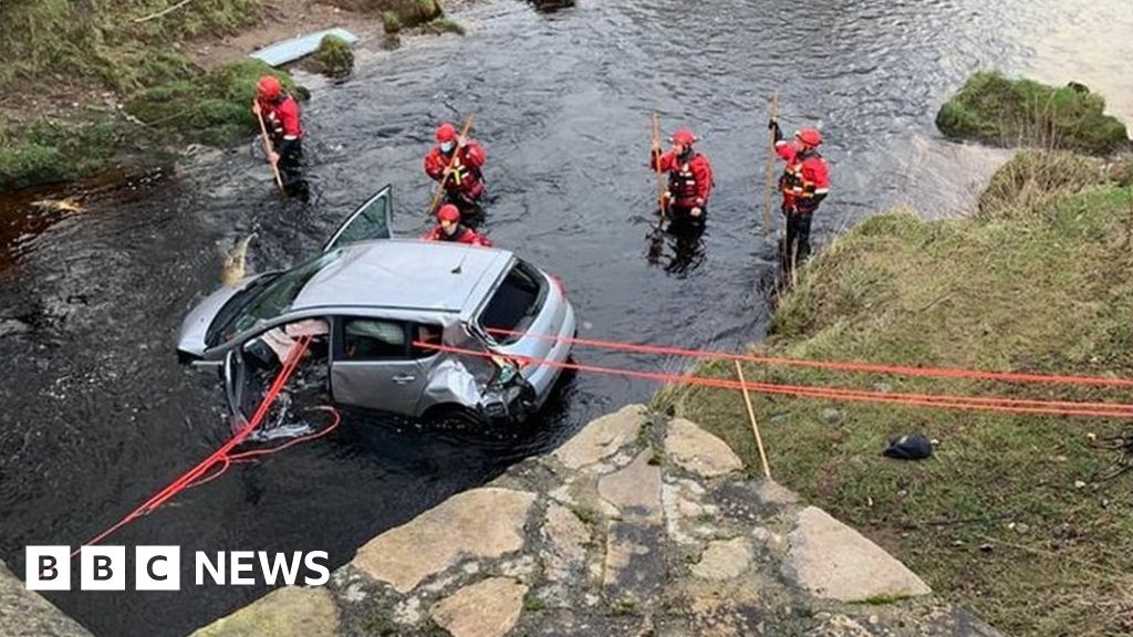 Dungiven: Man escapes after car crashes into river - BBC News
