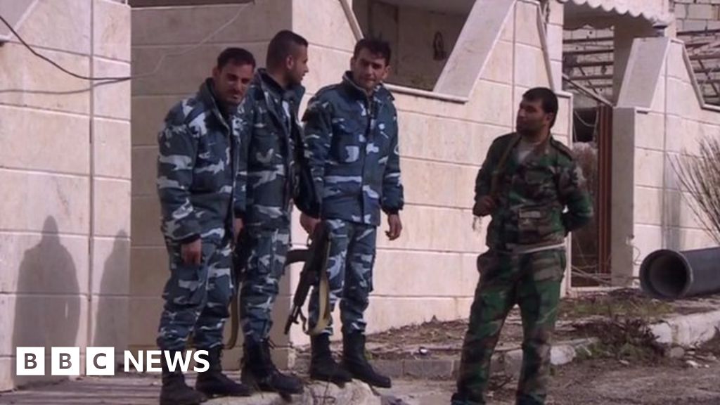 Russian airstrikes help take back Syrian town - BBC News