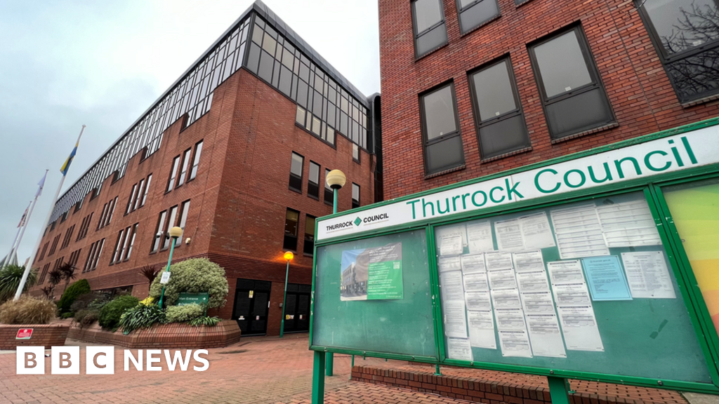 Thurrock Council to sell nine assets to reduce deficit - BBC News