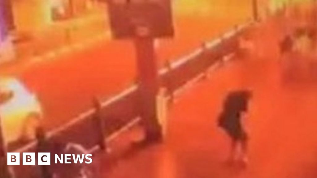 Bangkok bomb: CCTV shows moment of blast in Thai capital - BBC News