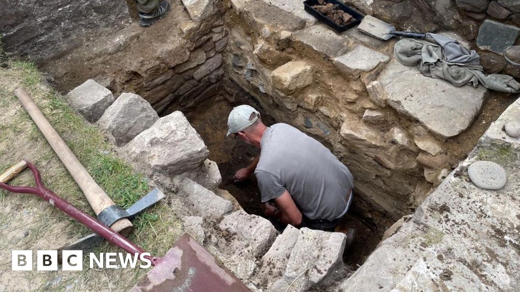 Alderney: Roman courtyard unearthed at WW2 bunker site - BBC News