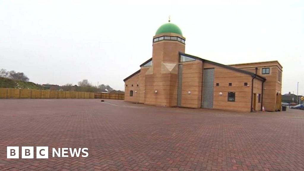 Lincoln's first purpose-built mosque opens - BBC News