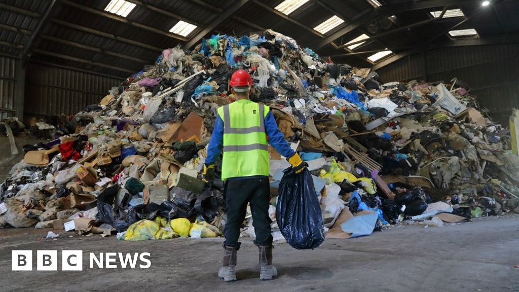Spike in Scotland's waste during first lockdown - BBC News