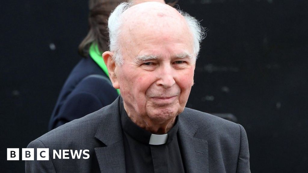 Bishop Edward Daly: Bloody Sunday priest dies - BBC News