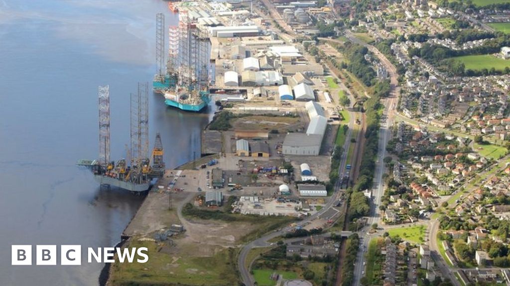 Decommissioning company to set up base in Port of Dundee - BBC News