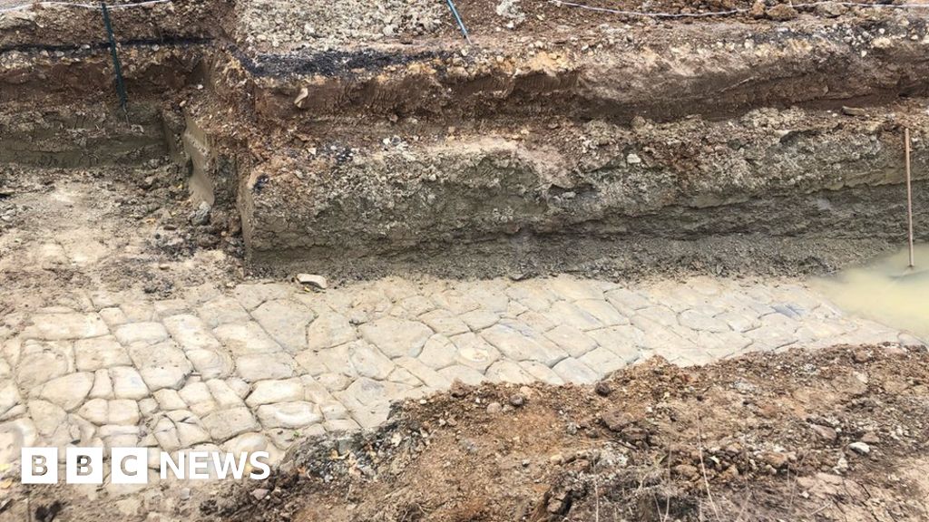 Suspected Roman ford unearthed near Evesham during waterworks - BBC News