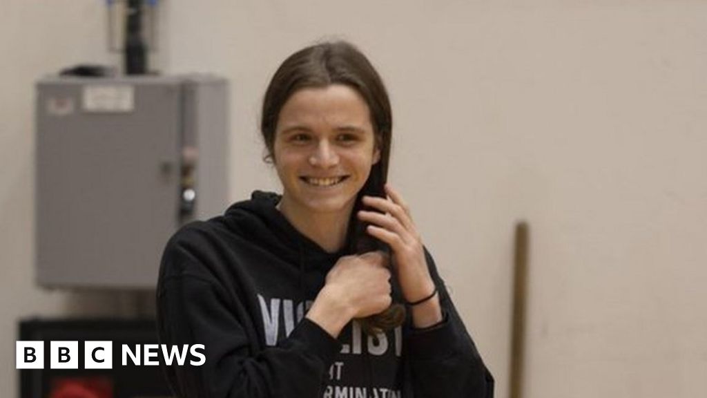 Teenage blind opera singer has no barriers - BBC News