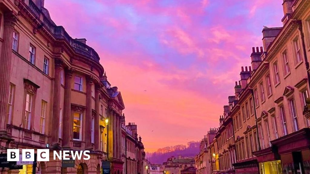Fiery sunrise stops the West in its tracks - BBC News