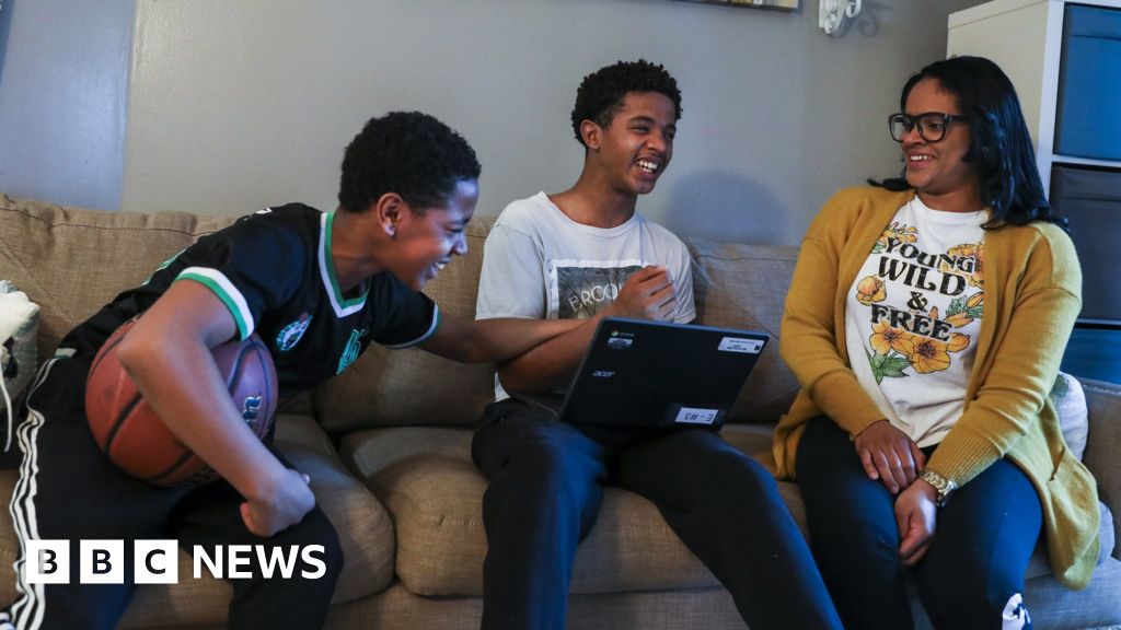 Coronavirus: A college course world wants to study right now - BBC News