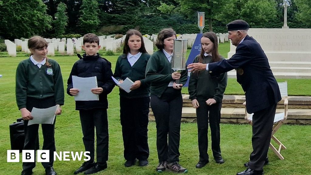 Harrogate children meet D-Day veteran to mark 80th anniversary - BBC News