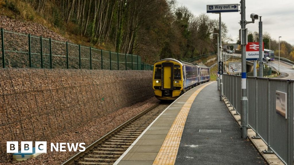Thrown stone damages train windscreen at Galashiels - BBC News
