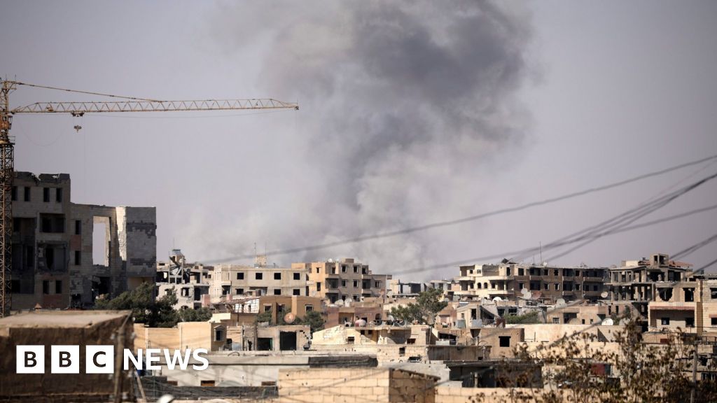 Syria war: 2,000 IS fighters still in Raqqa - US envoy - BBC News