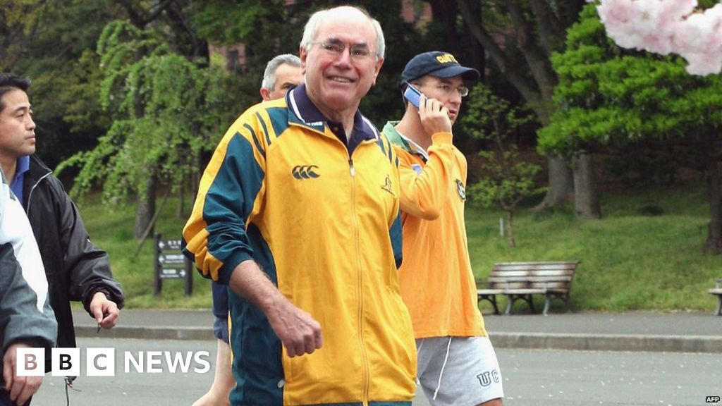 Former Australian PM John Howard given 'Walk of Wonder' - BBC News