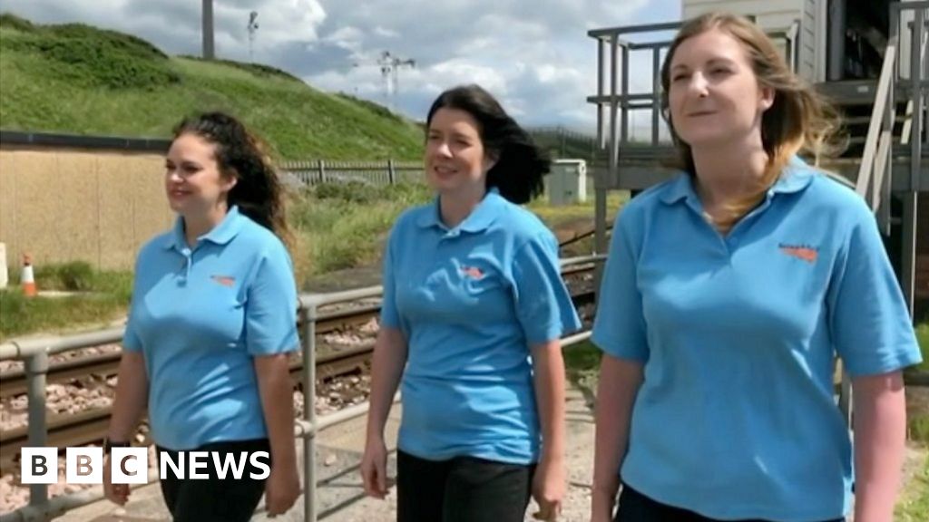Sellafield signal box staffed entirely by women - BBC News