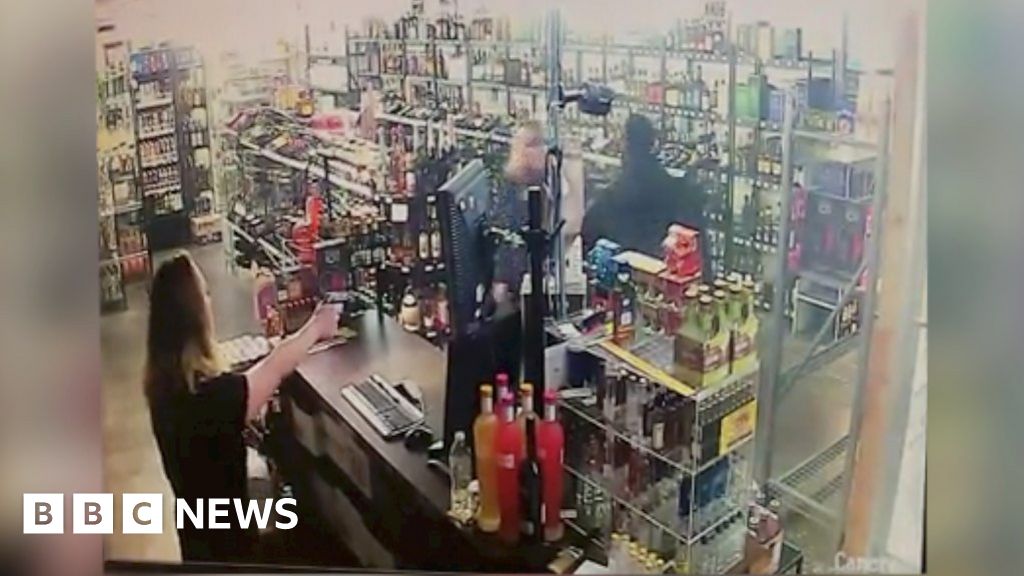 Two Oklahoma women battle gunman in liquor store