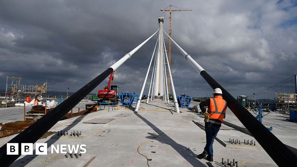 Construction bodies warn of Brexit 'cliff edge' skills gap - BBC News