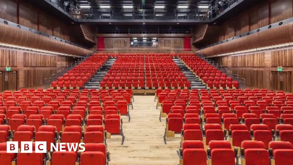 Timelapse video shows Swansea's Great Hall construction - BBC News
