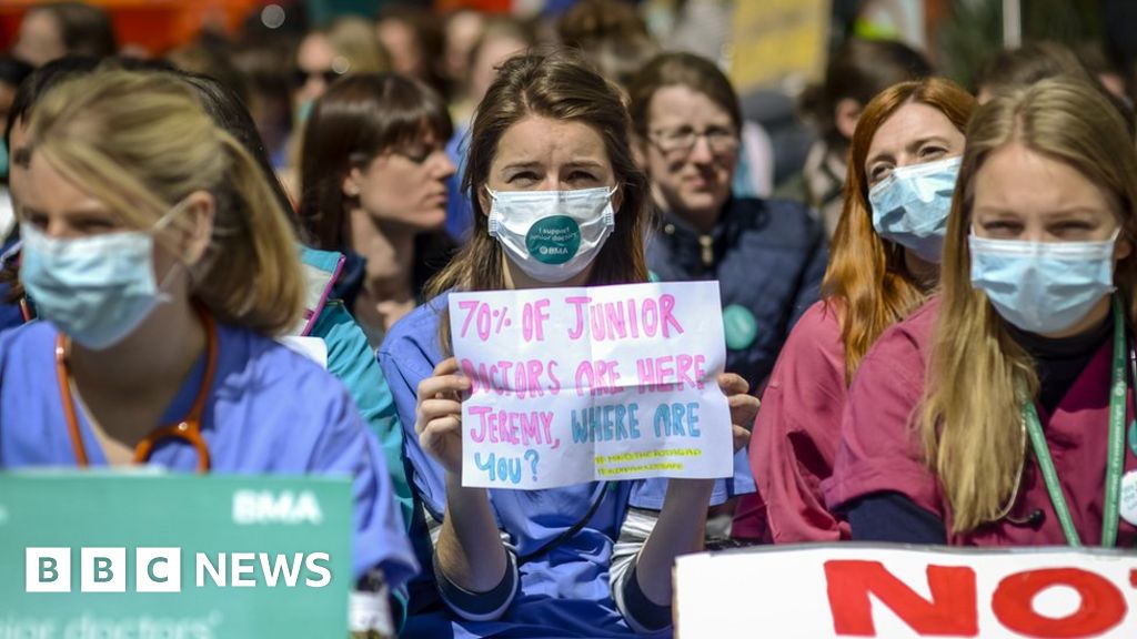 Junior doctors' contracts: Fresh talks under way - BBC News