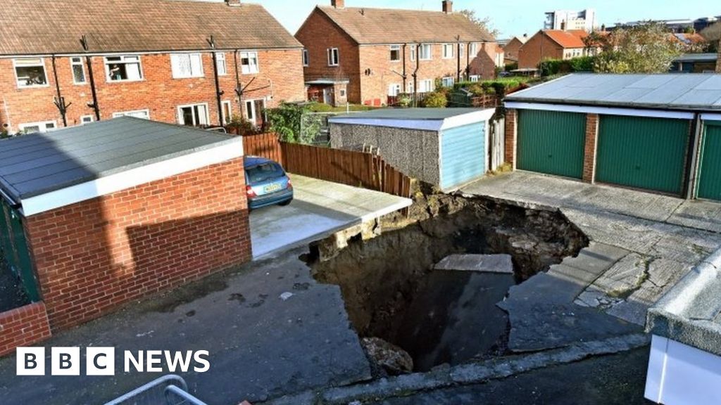Sinkhole opens in Gosforth street - BBC News