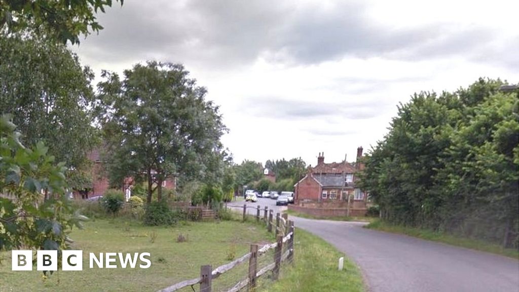 Double murder probe after two women die in Hadlow - BBC News