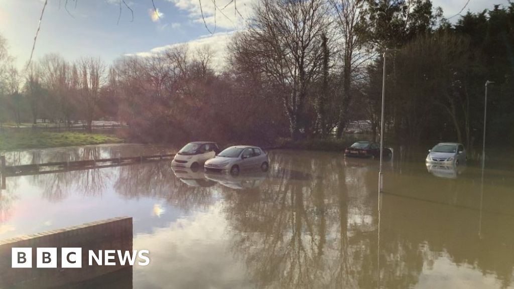 Reading MP calls for more help for flood-hit residents - BBC News