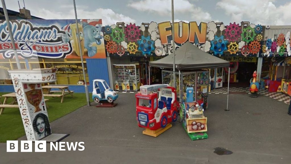 New £1 coin 'cost Llandudno amusement arcade owner £30,000' - BBC News