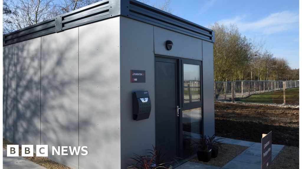 Cambridge: More 'modular homes' provided to support homeless - BBC News