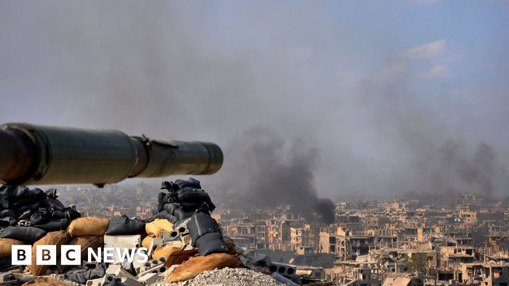 Syria government forces close in on IS border town