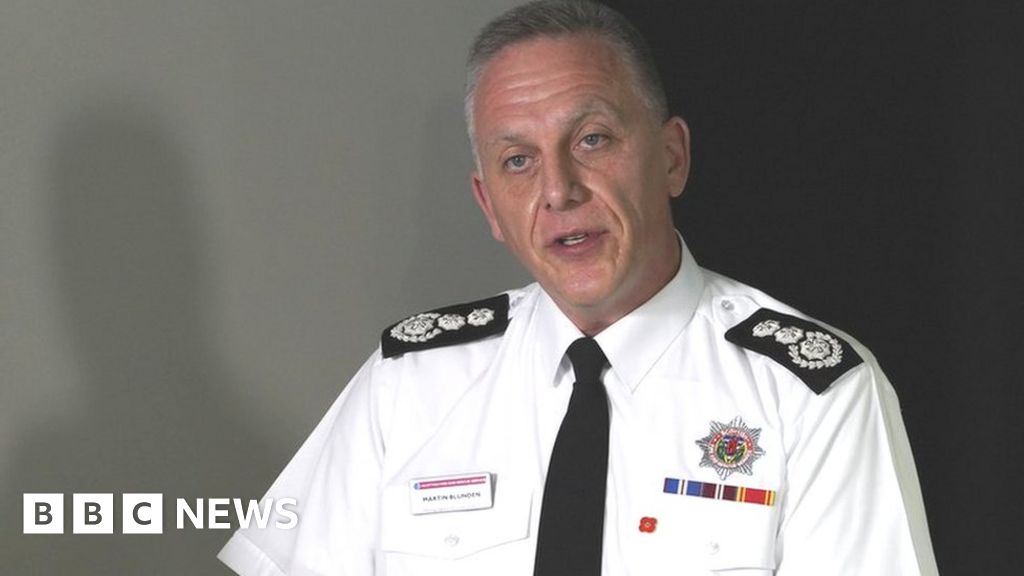 Suspended Scottish fire service chief steps down - BBC News