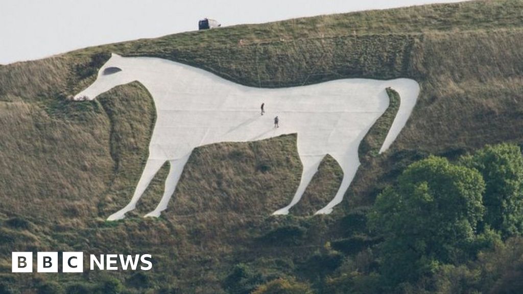 Restoration of Westbury White Horse comes to an end - BBC News