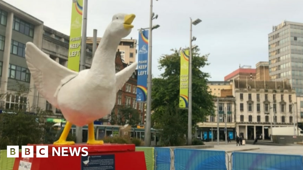 Nottingham's Goose Fair returns to city following coronavirus - BBC News