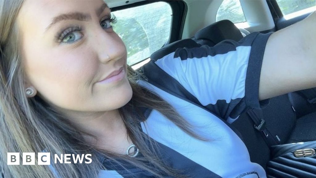 Leadgate: Teenager arrested after girl, 18, dies in crash - BBC News