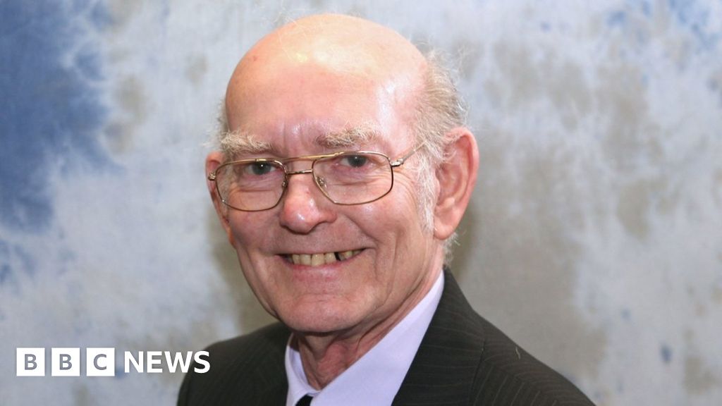 Tributes as former South Ribble mayor Tony Kelly dies - BBC News