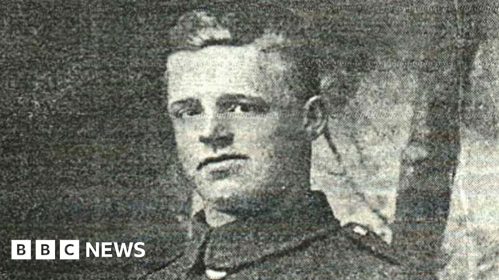 Pte Will Marshall on 'going over the top' at the Somme - BBC News
