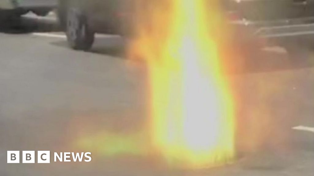 New York manhole explosion filmed by passerby - BBC News
