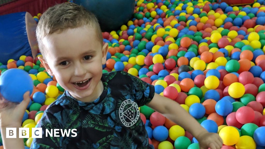 'My son's severe asthma is very distressing' - BBC News