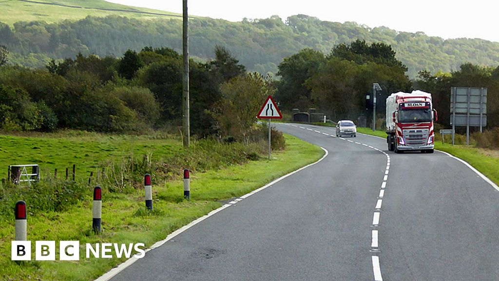 A75 shut at Palnure after serious crash - BBC News