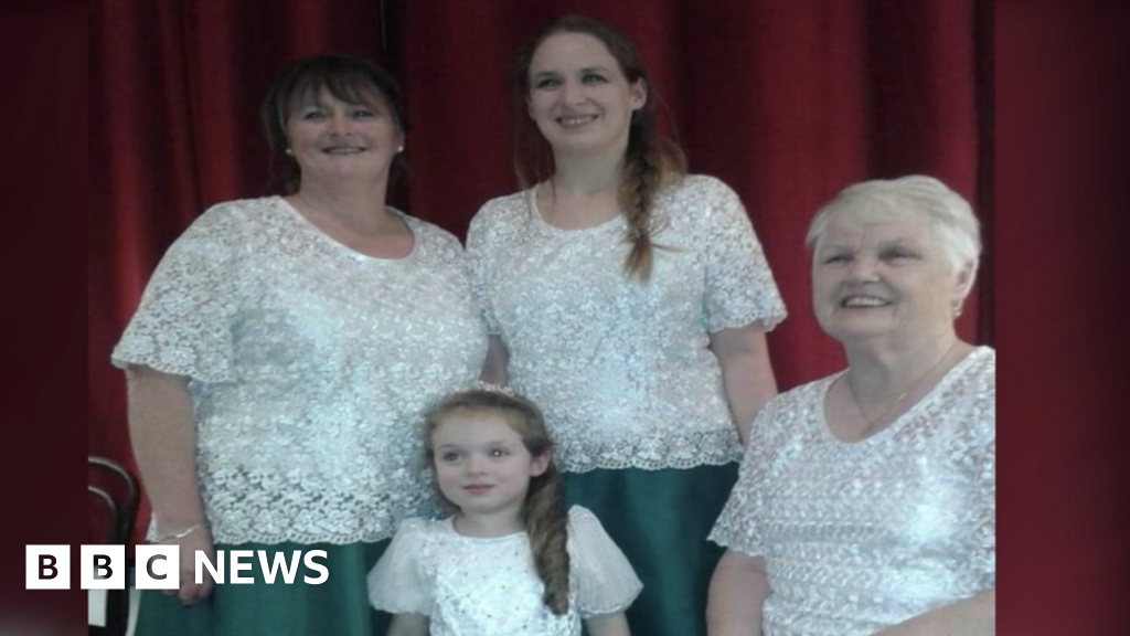 Derry Féis sings and dances its way into 100th year - BBC News