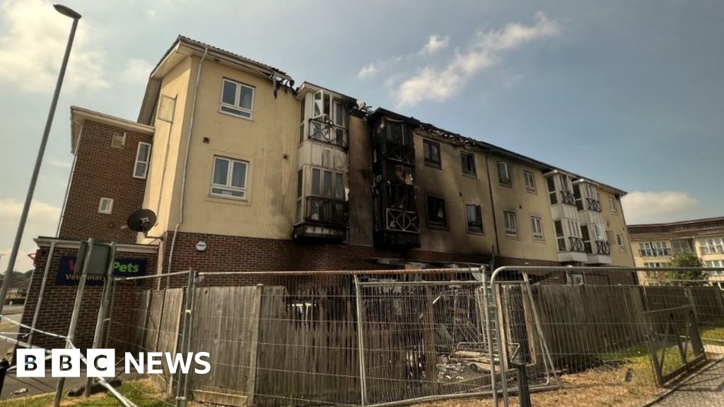 Amesbury flat fire: Residents' concern over blaze - BBC News