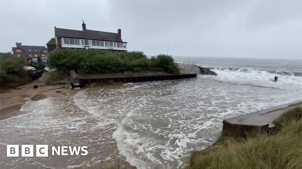 West Norfolk flood threat passes as wind changes - BBC News