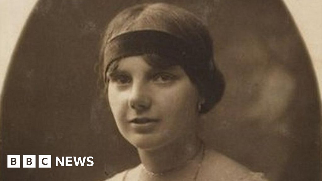 Laura Gailey: Only woman honoured on Derry war memorial - BBC News