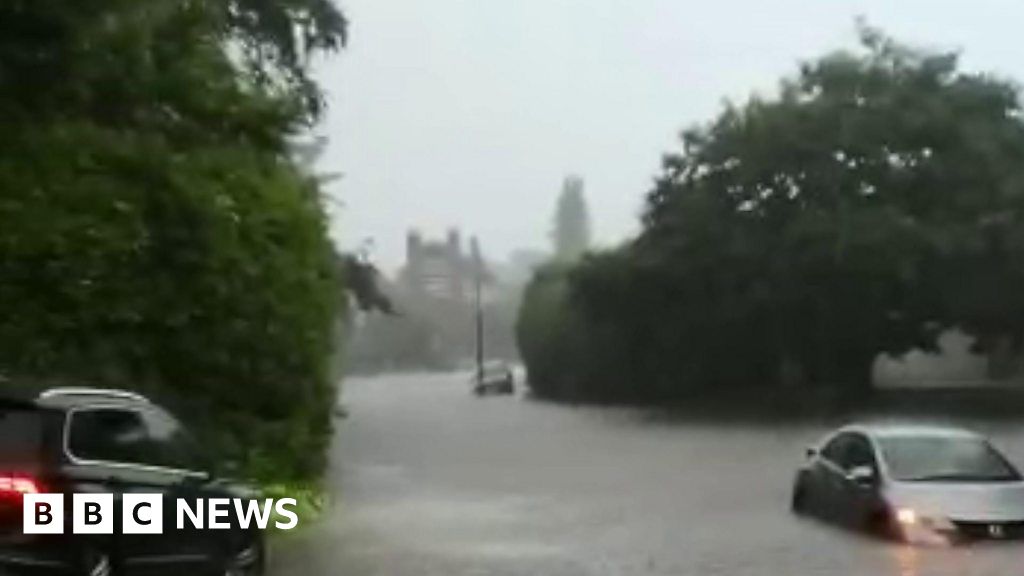 Solihull flooding: M42 and homes deluged in thunderstorm - BBC News