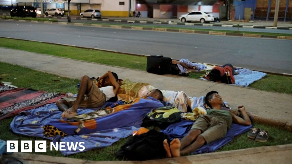 Venezuela migrants flee back across border with Brazil - BBC News