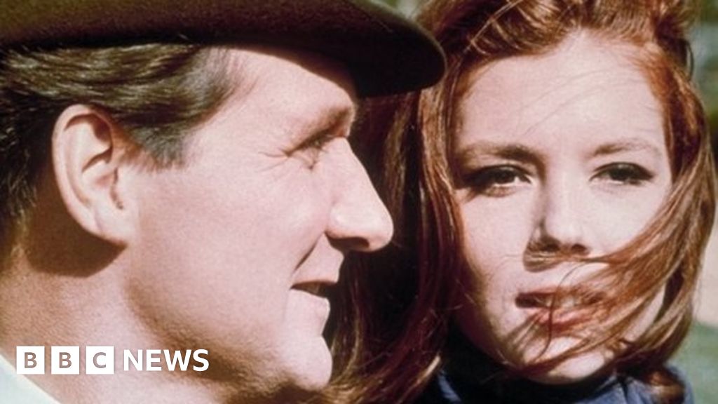 Co-stars pay tribute to Patrick Macnee - BBC News