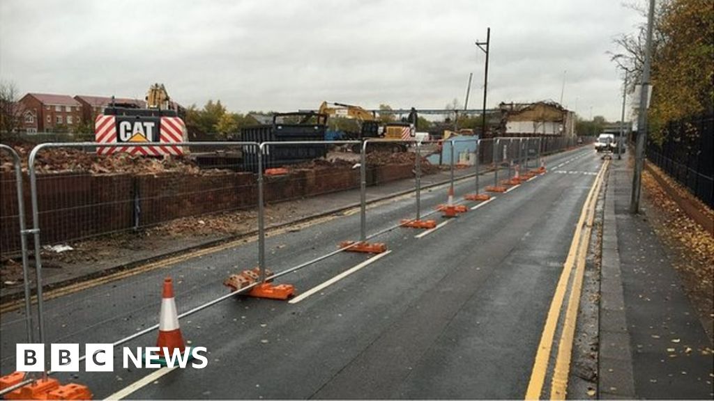 Unexploded WW2 bomb forces Salford road closures - BBC News