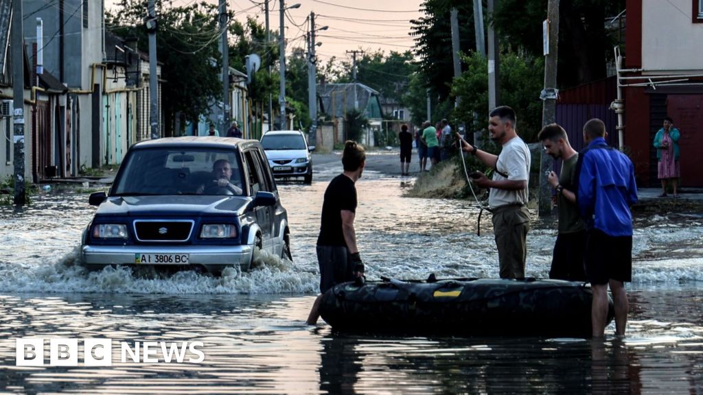 Ukraine dam: Thousands flee floods after dam collapse near Nova Kakhovka