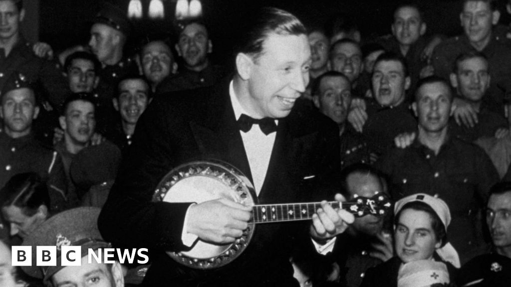 George Formby's banjolele sells at auction for £28,500 - BBC News